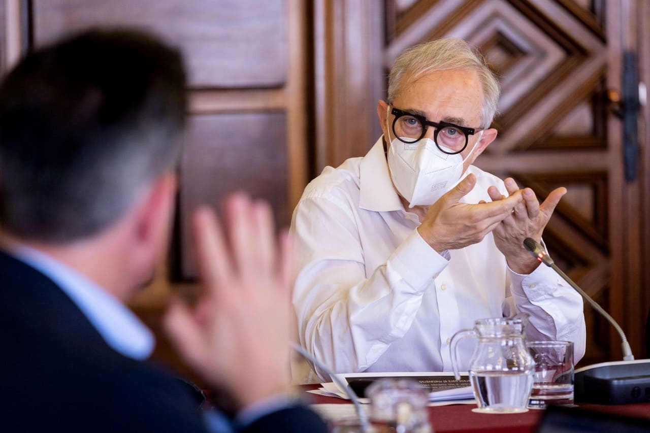 Ángel Pueyo y Rafael de Miguel participan junto a otros expertos en una ...